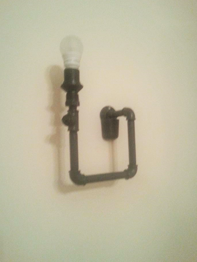 „BÜCHERLAMPE“ aus Rohren – Hand im Glück