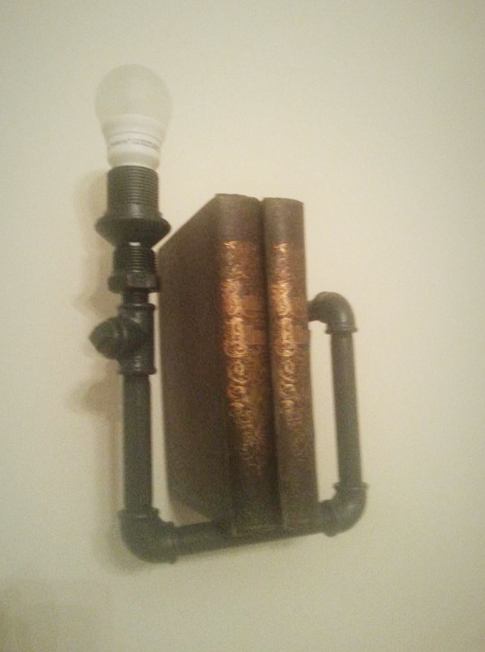 „BÜCHERLAMPE“ aus Rohren – Hand im Glück