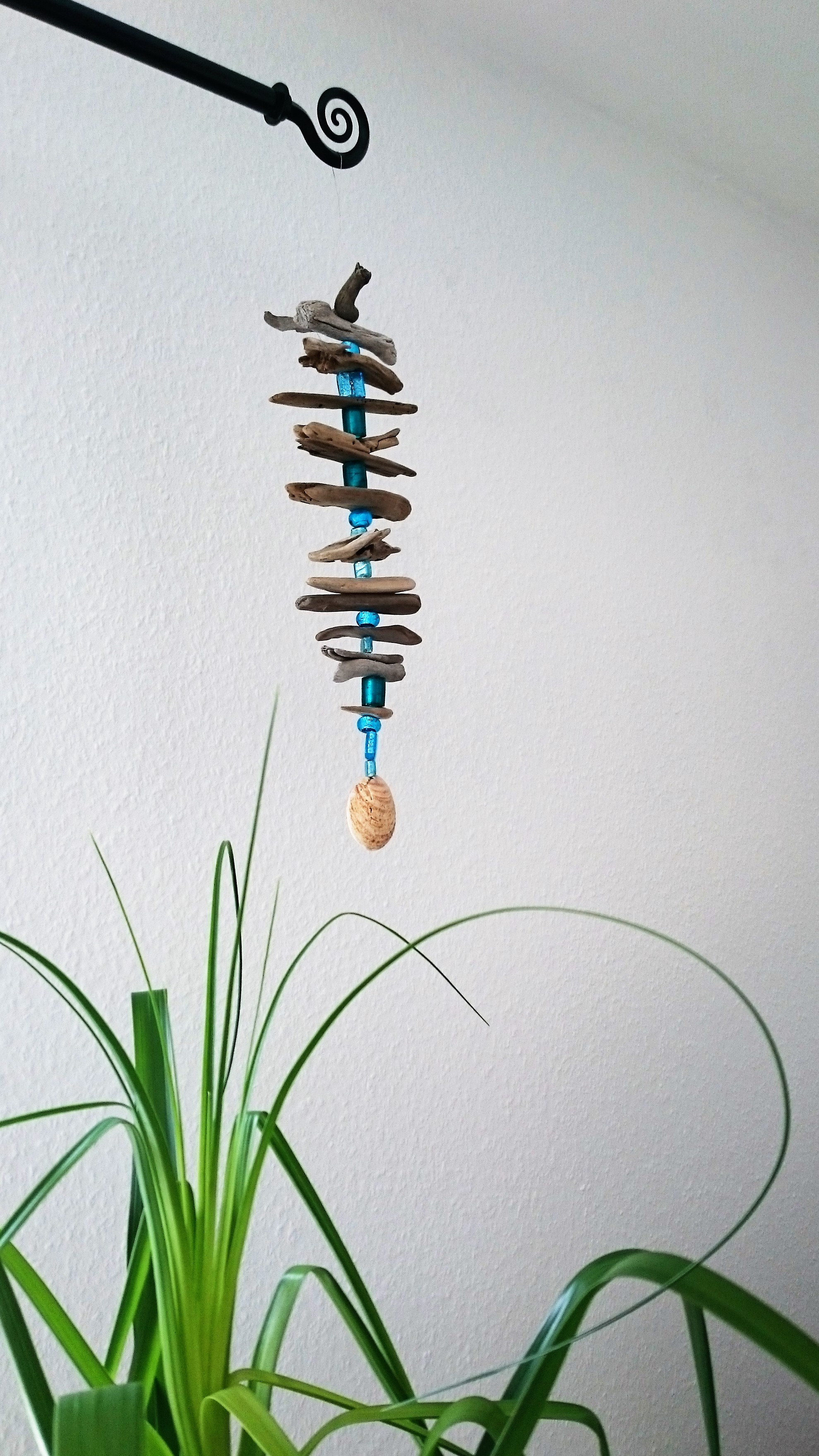 Mobile aus Treibholz – Hand im Glück